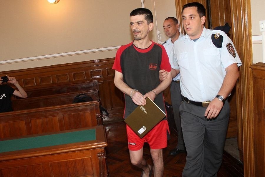 FOTO I VIDEO: Dragan Paravinja na sud došao u kratkim hlačama i ...